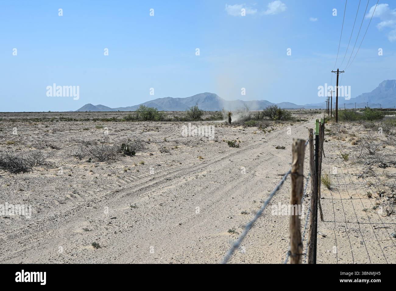 Barbed wire fence in the desert in Texas, USA Stock Photo - Alamy