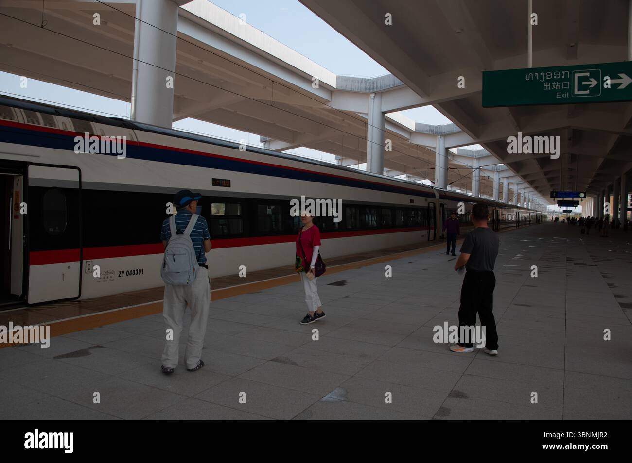 A Chinese high speed passenger train, CR200J ‘Fuxing’, electric ...