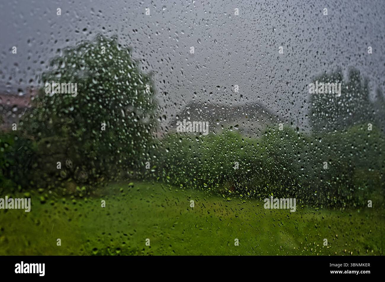 Extremer Regen. Starkregen prasselt auf die Dächer. Siegsdorf Chiemgau ...