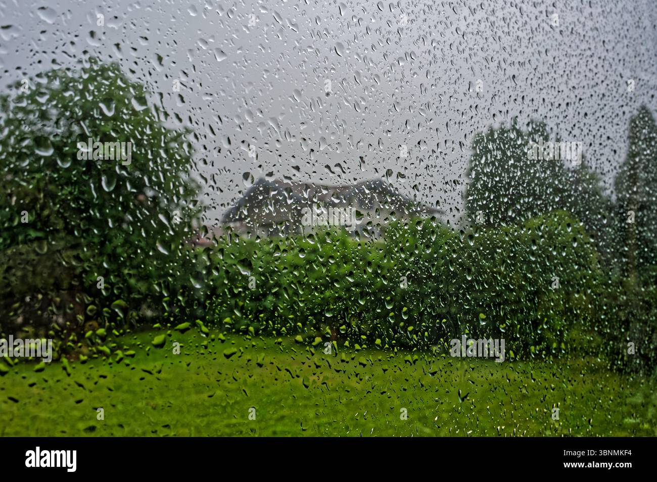 Extremer Regen. Starkregen prasselt auf die Dächer. Siegsdorf Chiemgau Bayern Deutschland ...