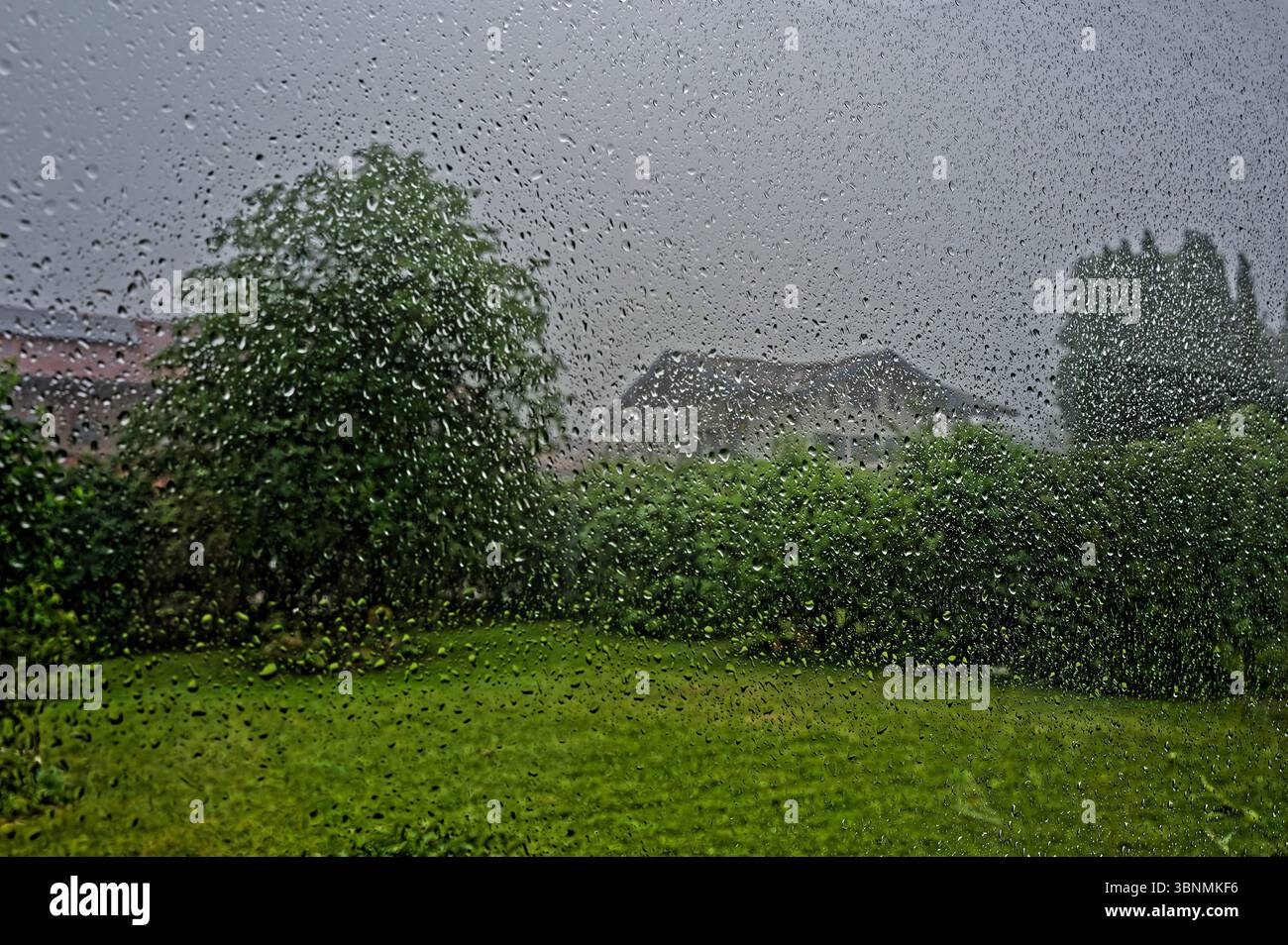 Extremer Regen. Starkregen prasselt auf die Dächer. Siegsdorf Chiemgau ...