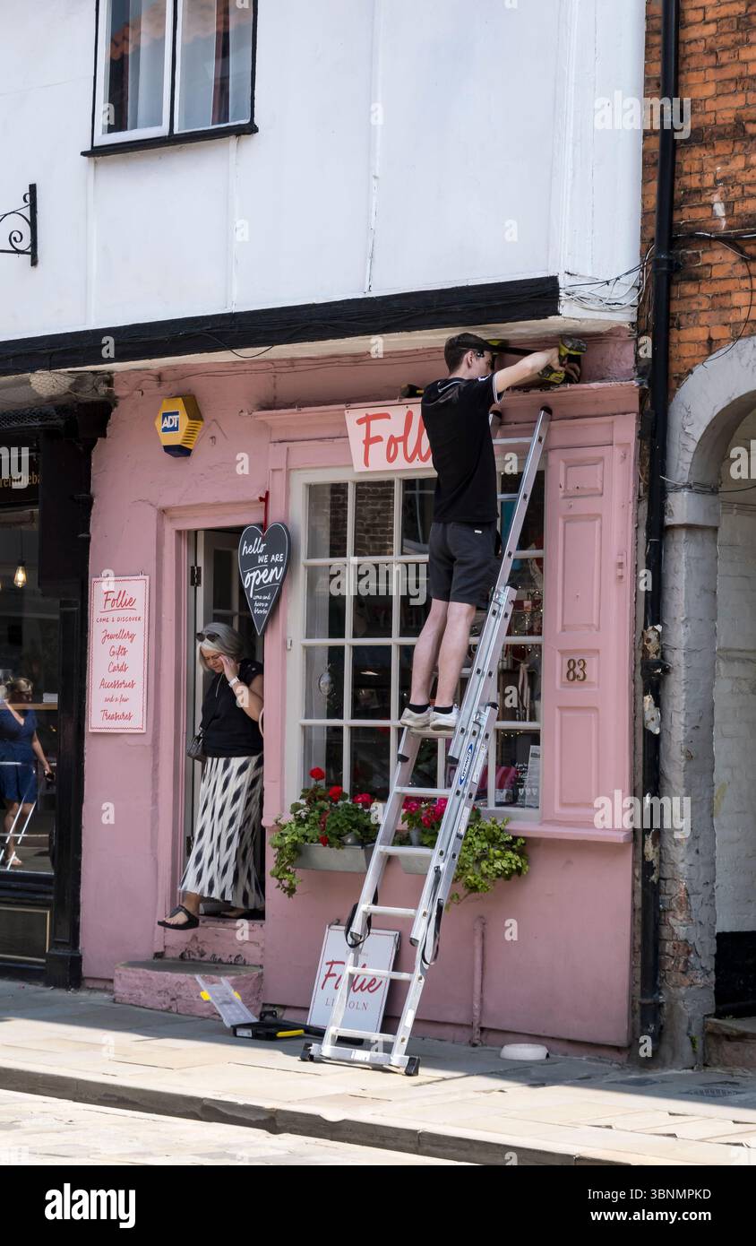 Hanging sign hi-res stock photography and images - Alamy