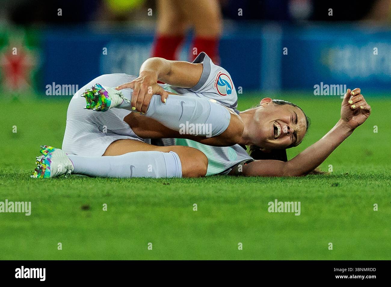 Ingrid Engen (Norwegen, 7) auf dem Boden nach Foul UEFA Women?s Euro ...