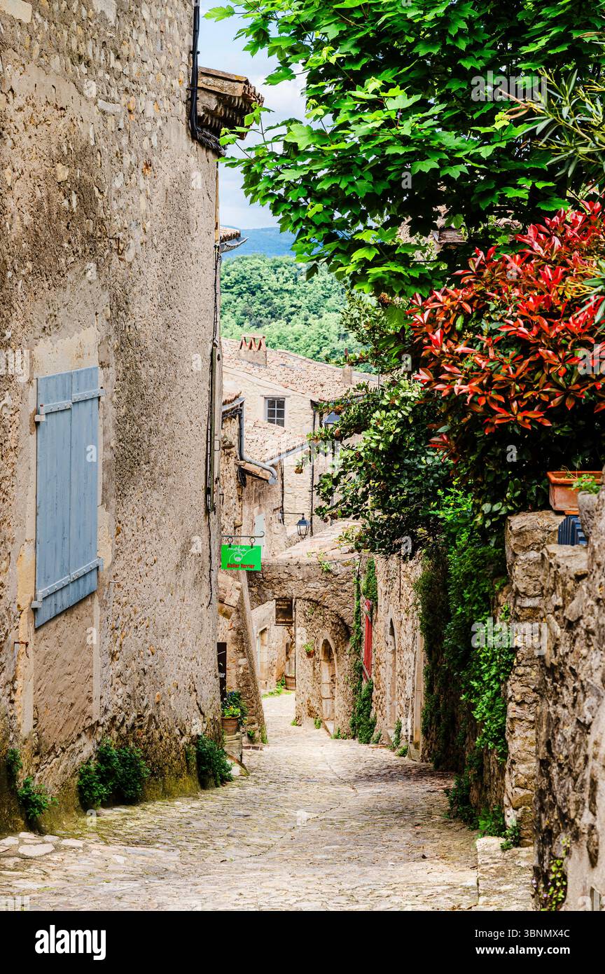 Medieval alley through Mirmande Stock Photo - Alamy