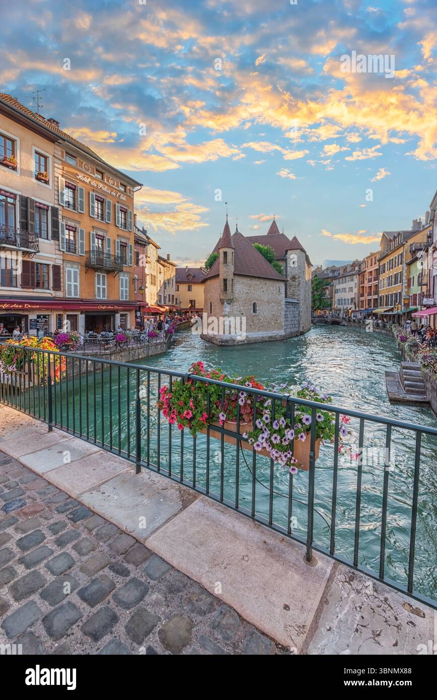 View castle annecy france hi-res stock photography and images - Alamy