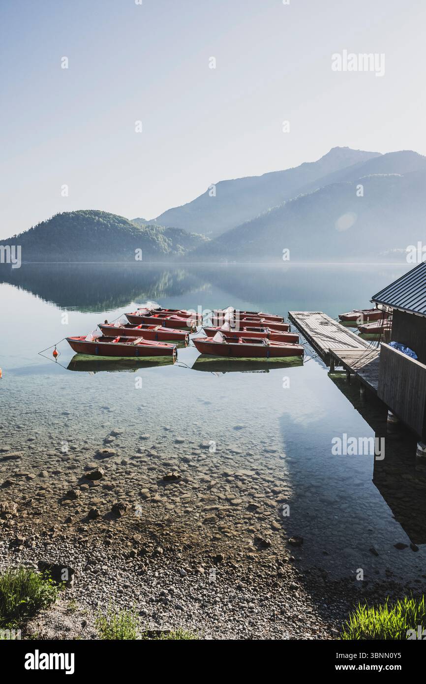 View of Lake Wolfgangsee, the boathouses and boats along the lakeside ...