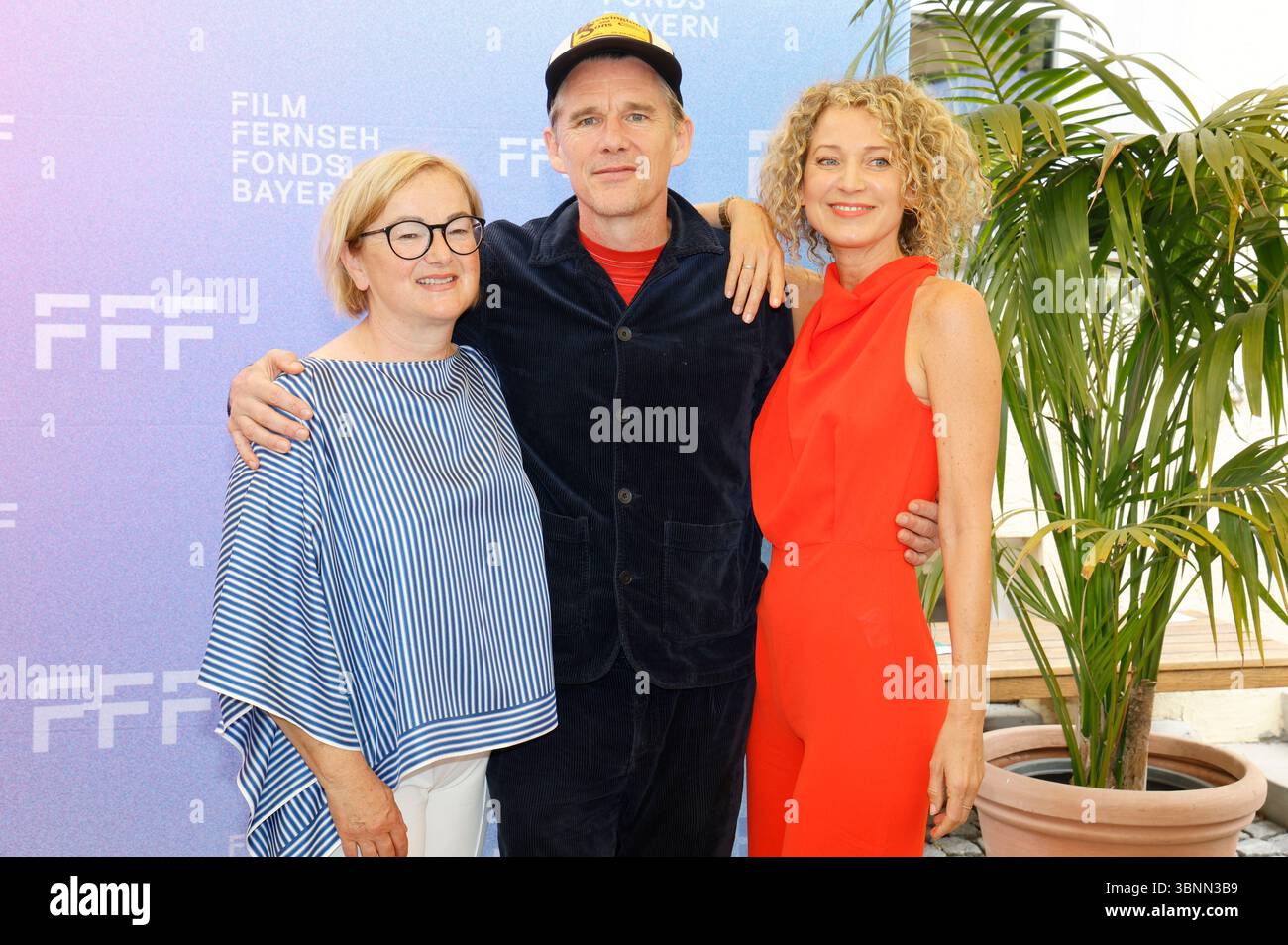 Dorothee Erpenstein, Ethan Hawke und Aline von Drateln beim Empfang des ...