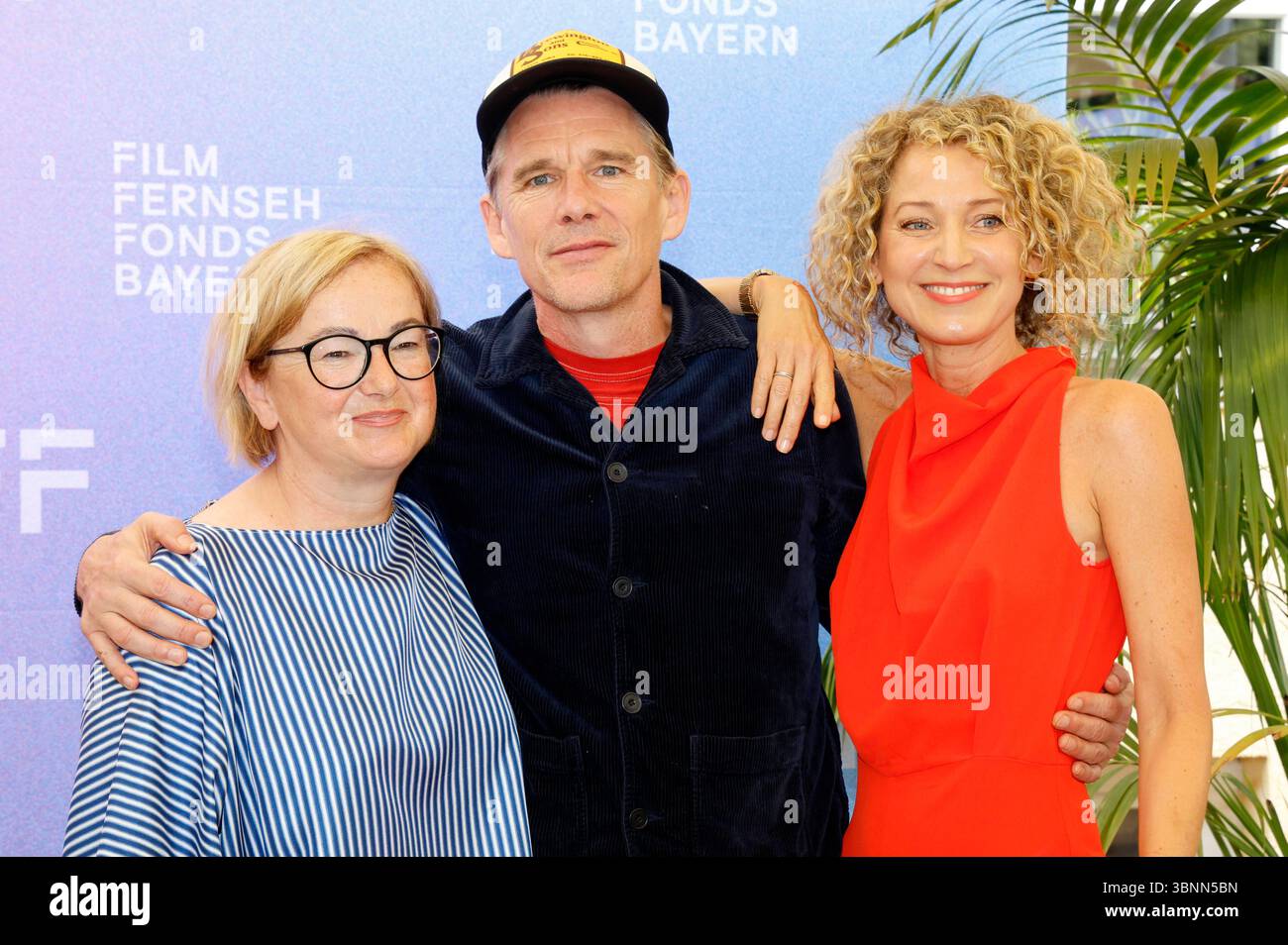 Dorothee Erpenstein, Ethan Hawke und Aline von Drateln beim Empfang des ...