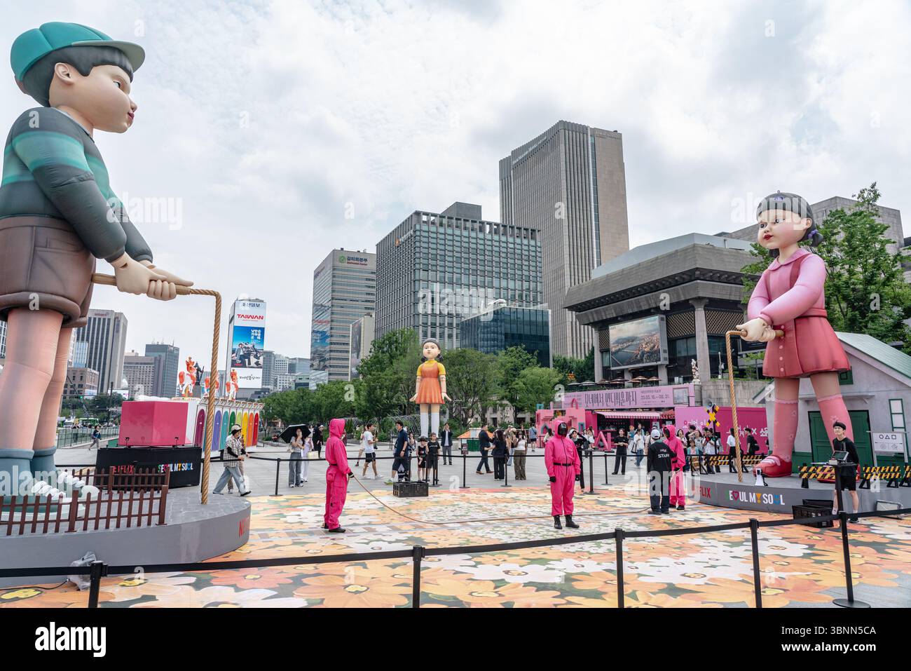 Pink Guards stand in front of installed 'Young-Hee' and 'Cheol-Su ...