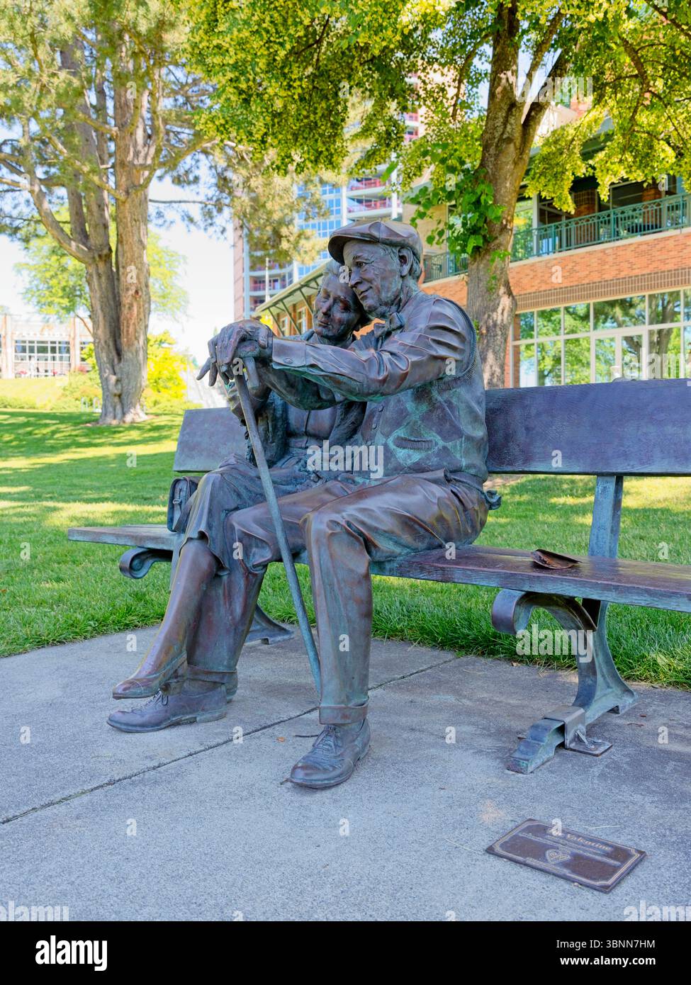 A statue of an elderly man and woman on a bench in Coeur d'Alene, Idaho ...