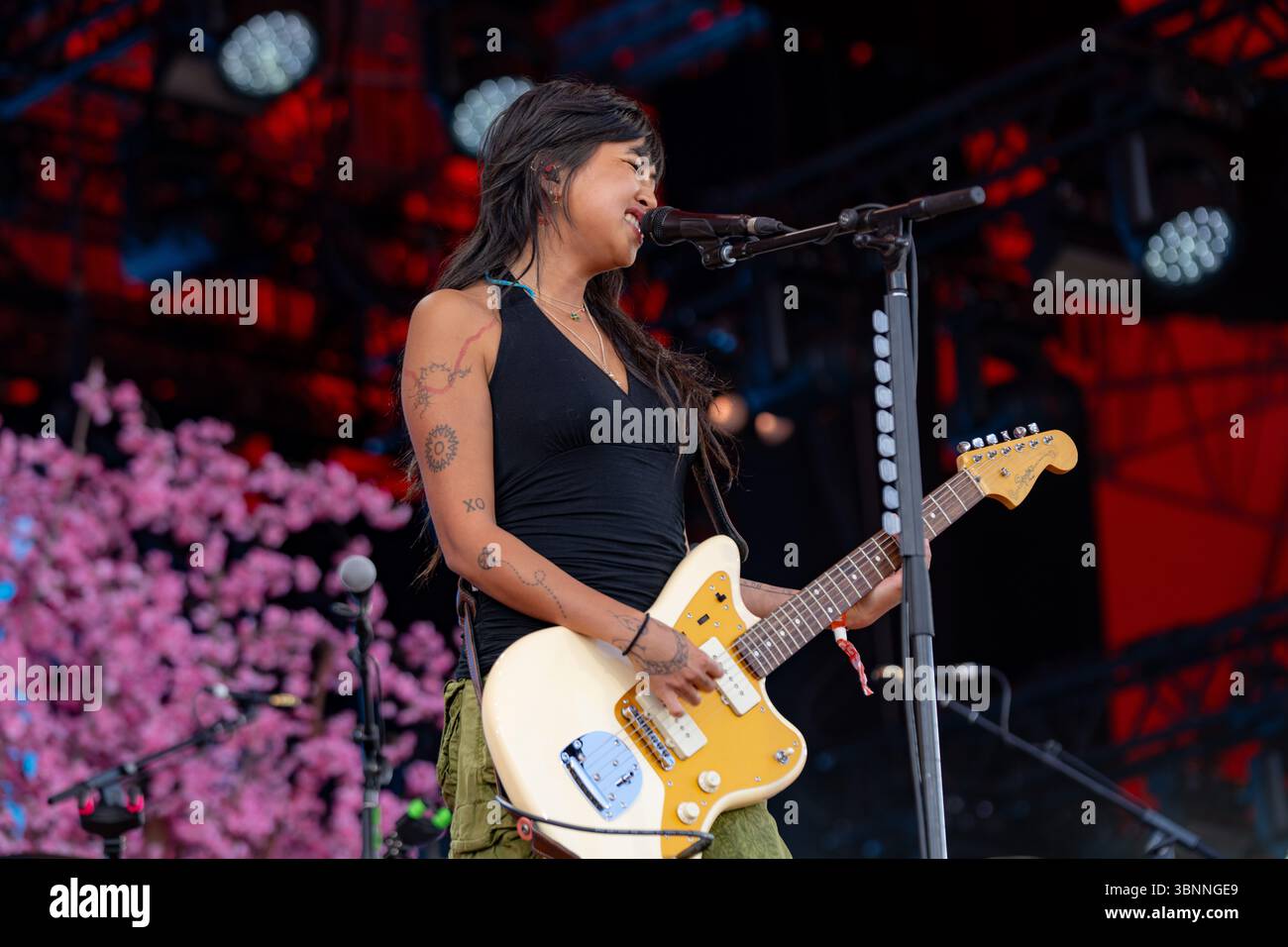 British filipino artist hi-res stock photography and images - Alamy