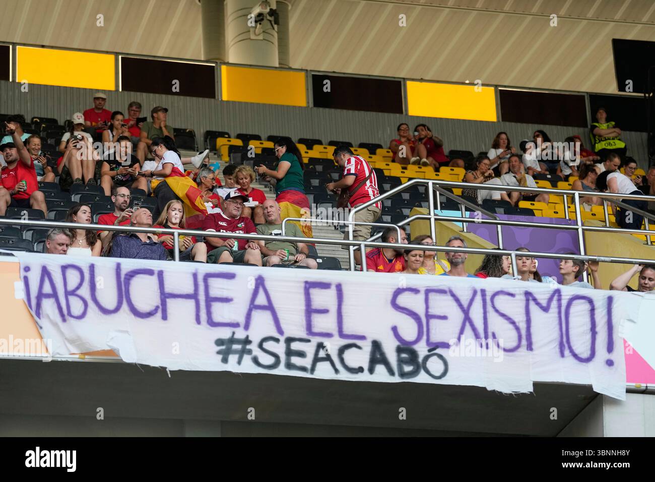 A banner with the words in Spanish "Boo sexism!" Hangs from the stands ...