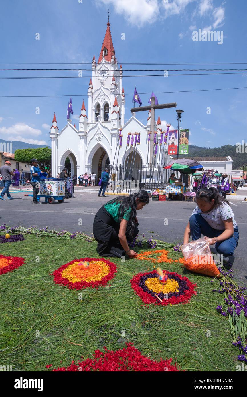 Alfombras para Semana Santa en la Antigua Guatemala Handmade carpets ...