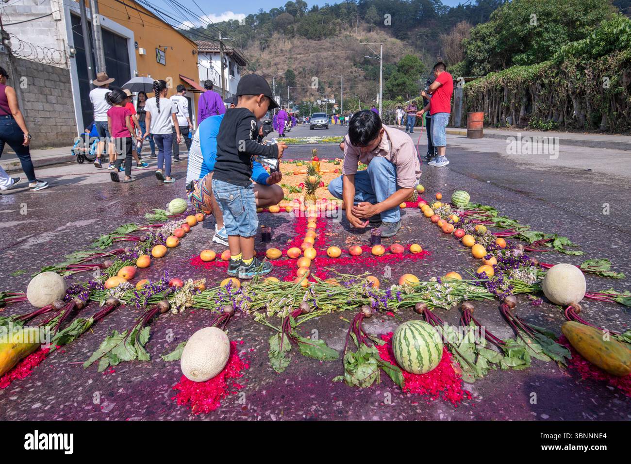 Alfombras para Semana Santa en la Antigua Guatemala Handmade carpets ...