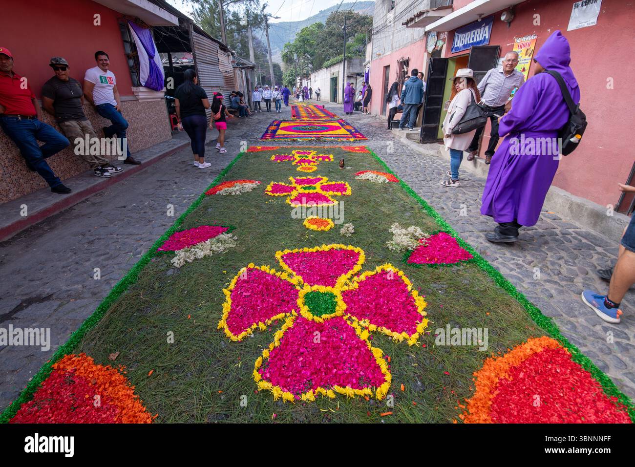Alfombras para Semana Santa en la Antigua Guatemala Handmade carpets ...