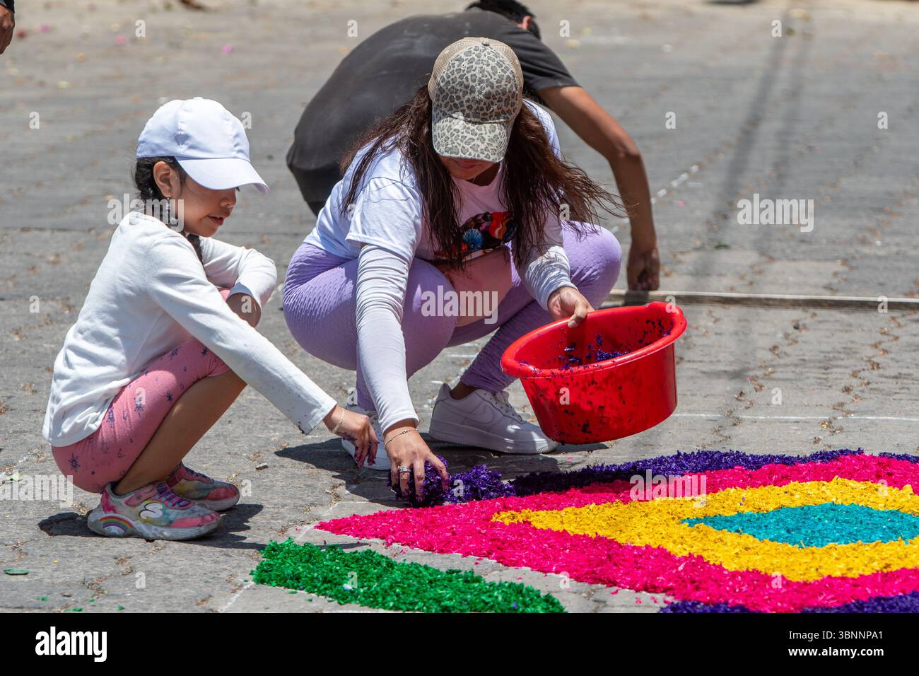 Personas haciendo alfombras para Semana Santa en la Antigua Guatemala ...