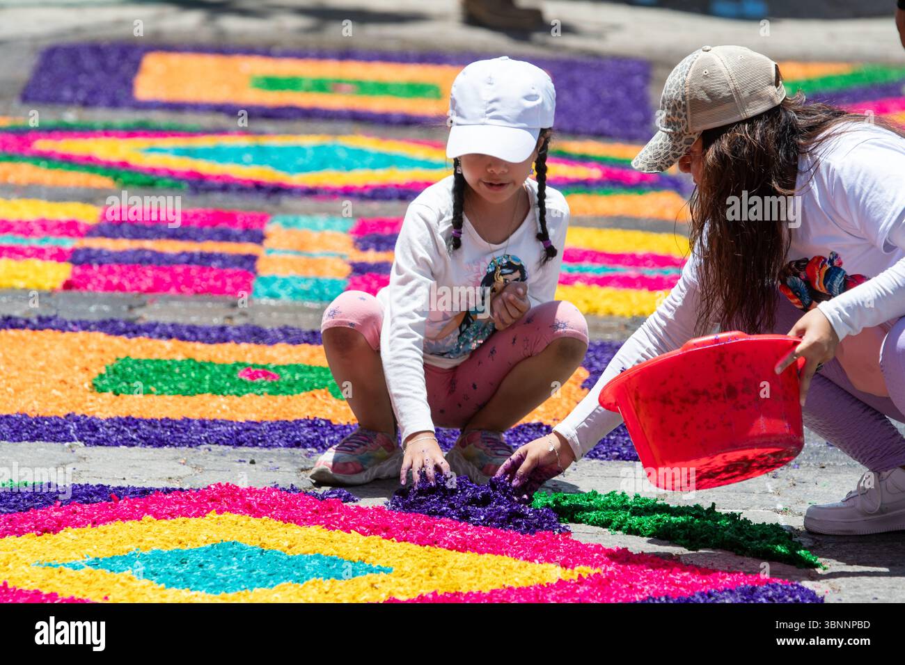 Personas haciendo alfombras para Semana Santa en la Antigua Guatemala ...