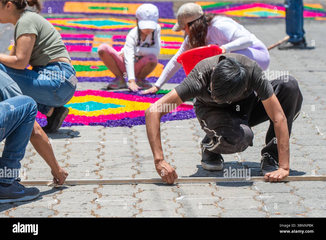 Personas haciendo alfombras para Semana Santa en la Antigua Guatemala ...