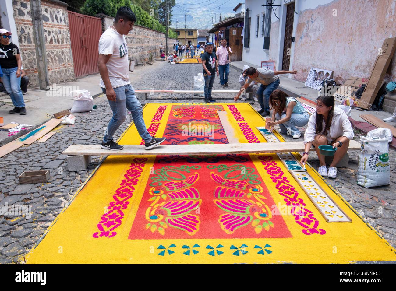 Alfombras para Semana Santa en la Antigua Guatemala Handmade carpets ...
