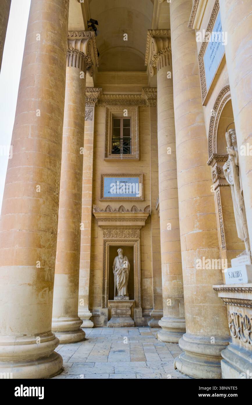Statues and pillars malta europe hi-res stock photography and images ...