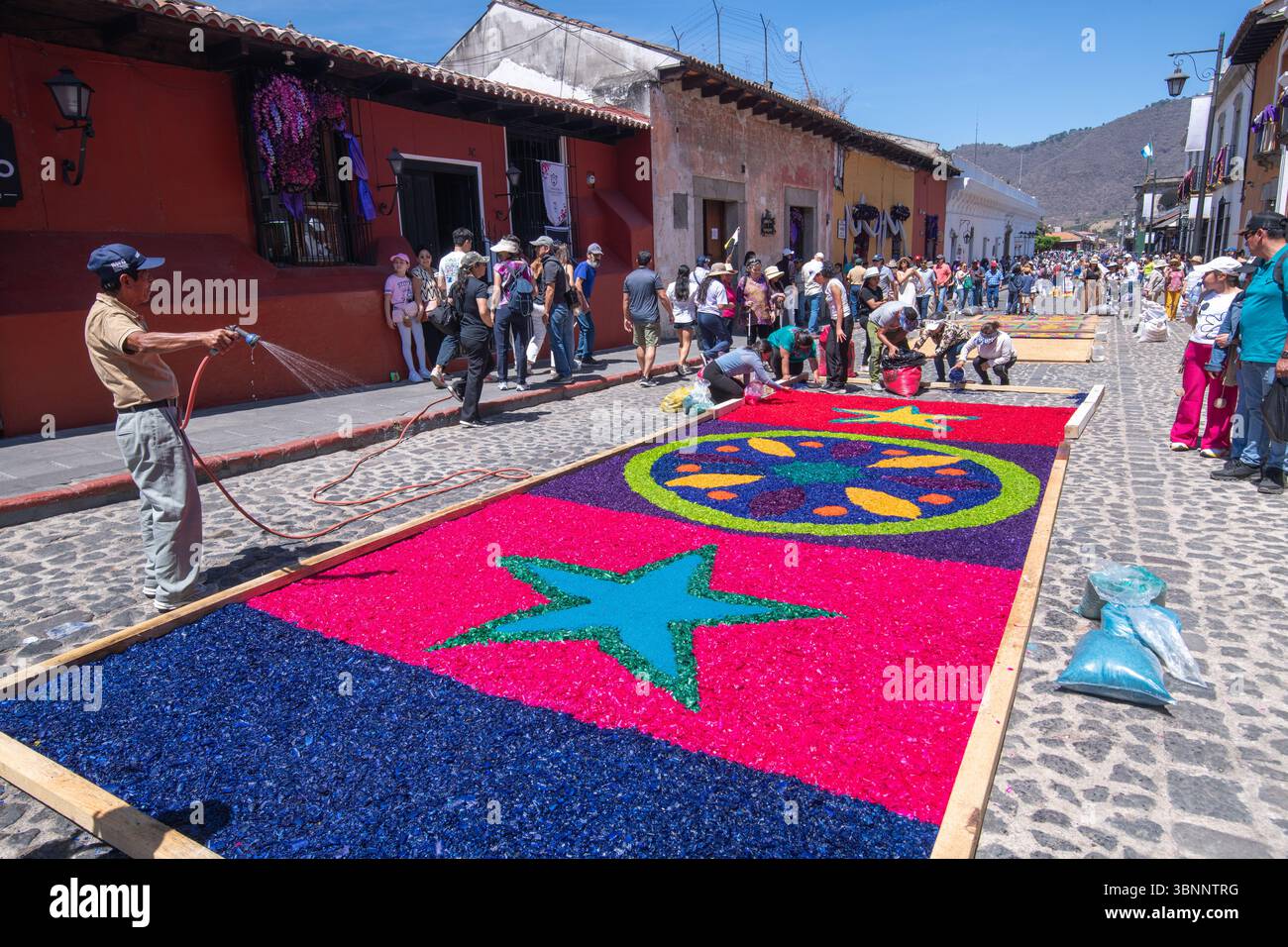 Alfombras para Semana Santa en la Antigua Guatemala Handmade carpets ...