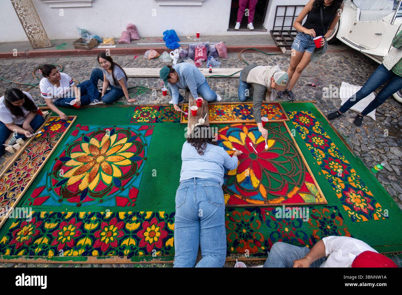 Alfombras para Semana Santa en la Antigua Guatemala Handmade carpets ...