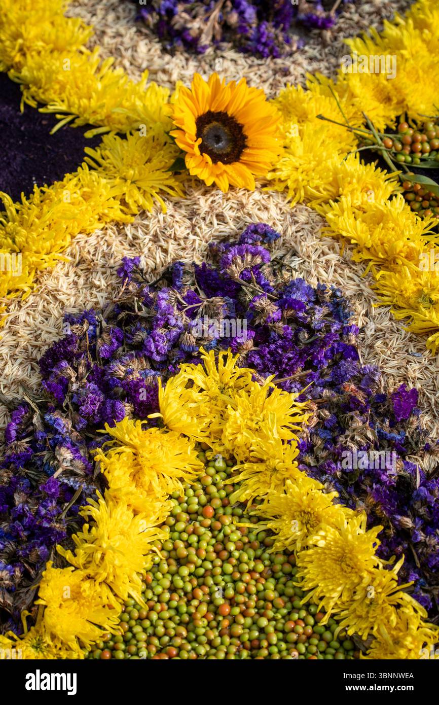 Alfombras para Semana Santa en la Antigua Guatemala Handmade carpets ...