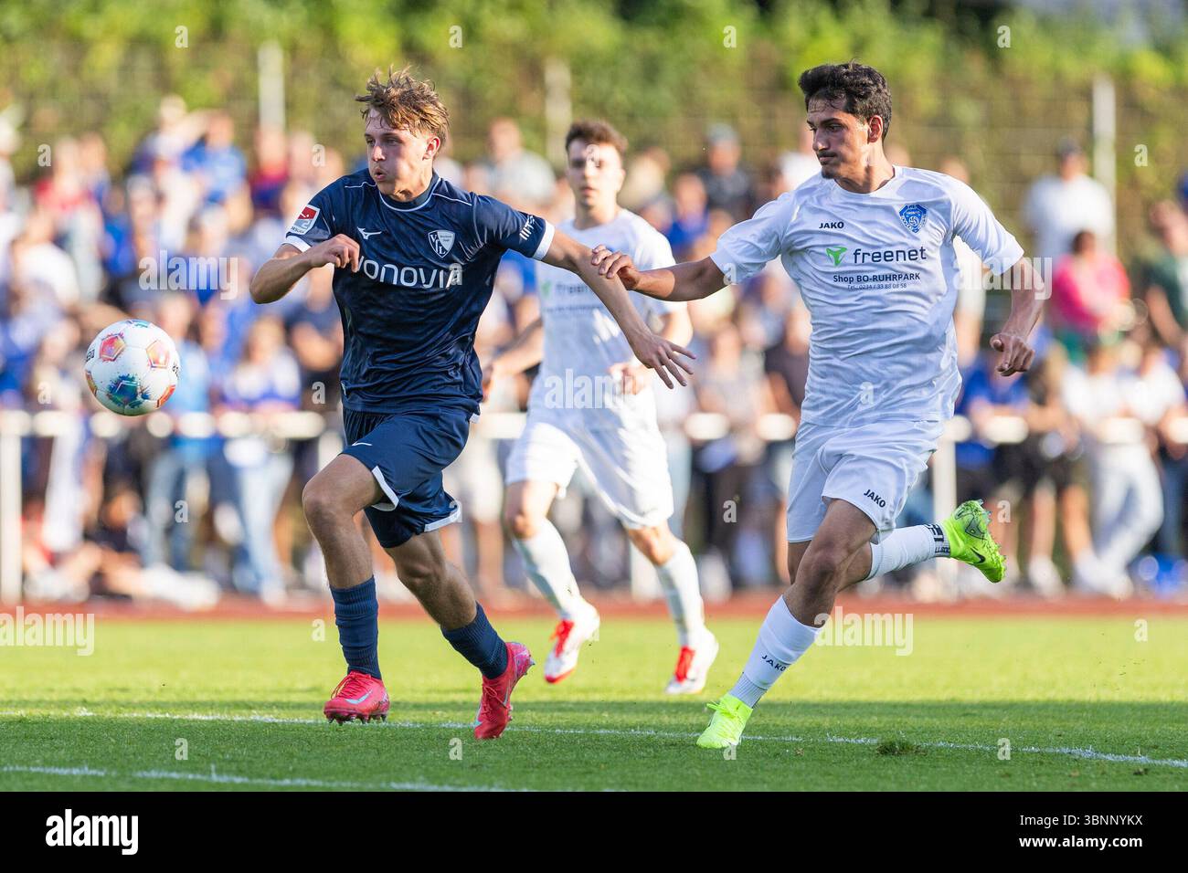 Kacper Koscierski (VfL Bochum, 35), Matin Sediqi (TuS Harpen, 35) im ...