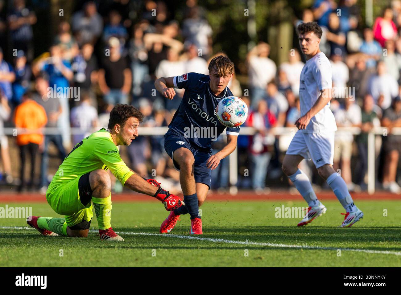 Luis Kaplik (TuS Harpen, 27), Kacper Koscierski (VfL Bochum, 35) mit ...