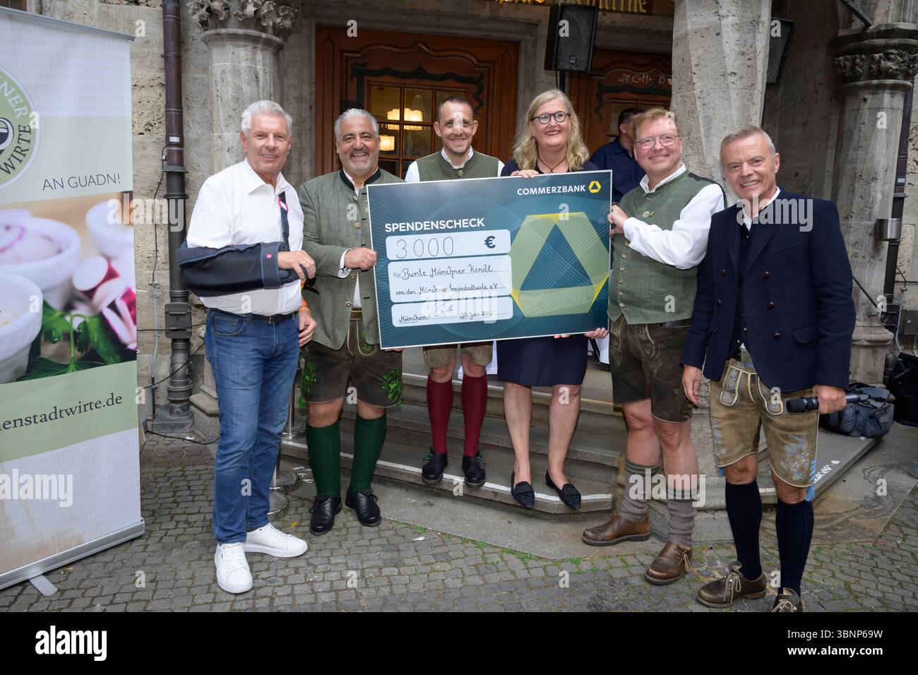 Scheckübergabe bunte Münchner Kindl - Sommerfest der Innenstadtwirte im ...