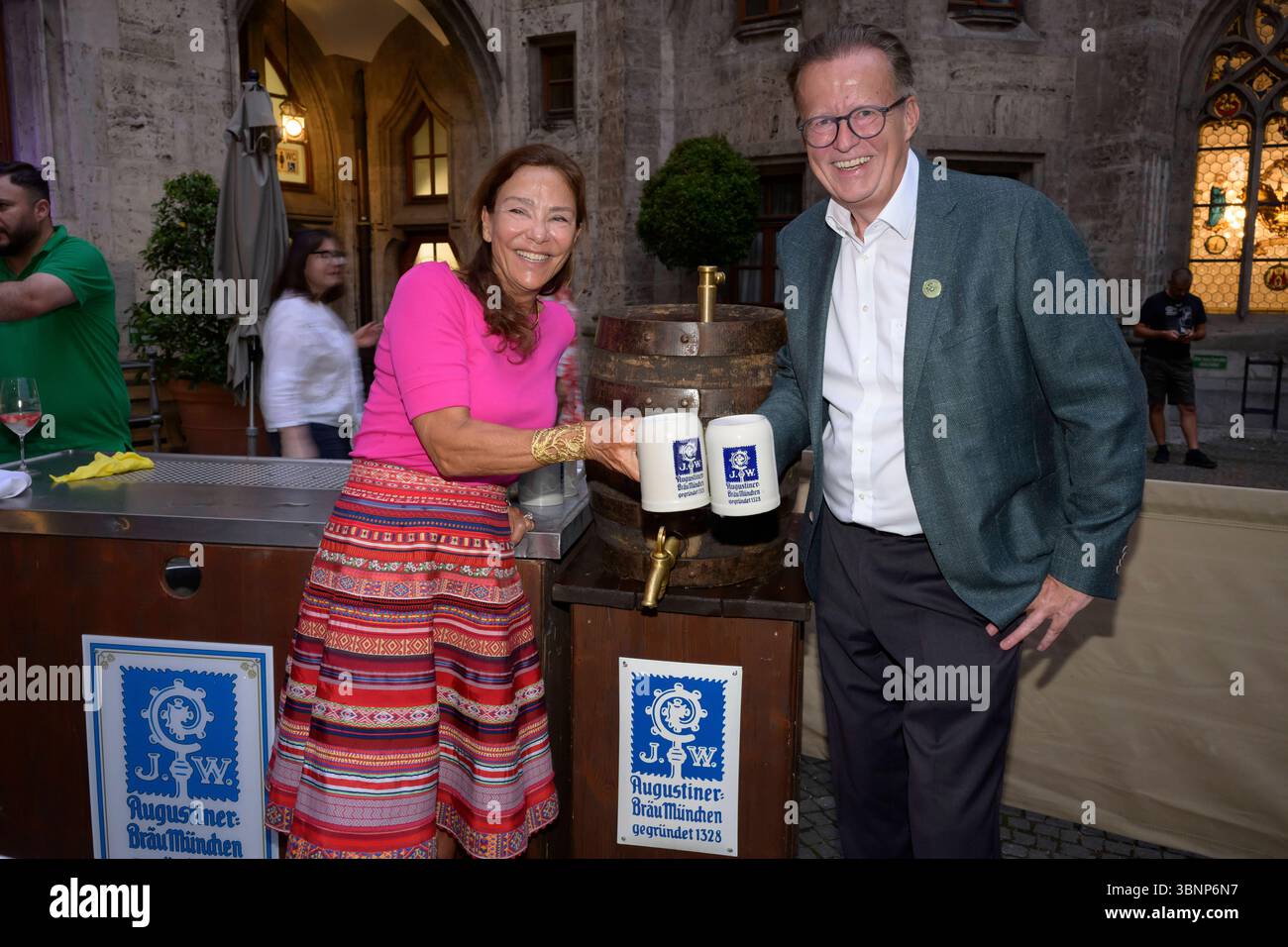 v.l. Catherine Demeter Mehrheitsvertreterin der Augustiner-Bräu Wagner ...