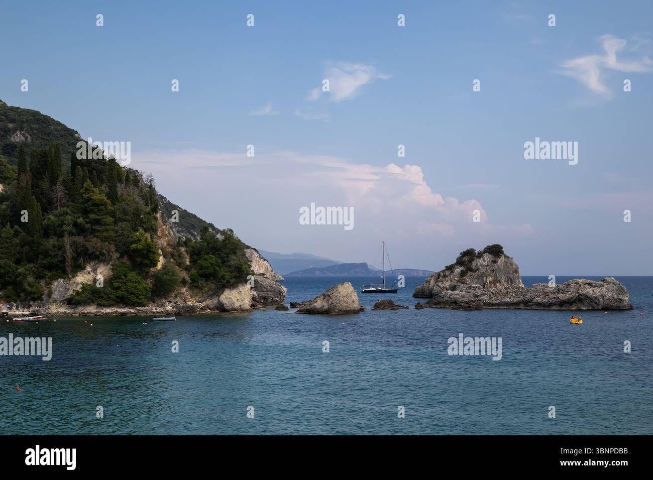Sailboat sailing among rocks hi-res stock photography and images - Alamy