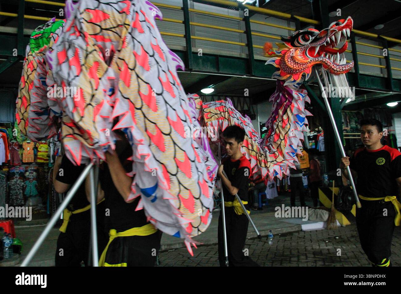 Dragon liong performance hi-res stock photography and images - Alamy