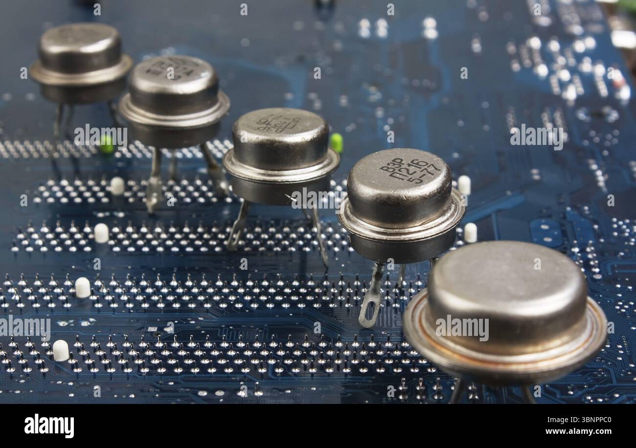 Old silicon chip on the electronic board Stock Photo - Alamy