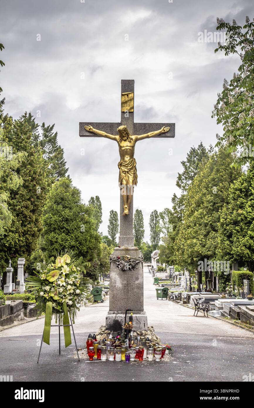 Golden figure christ tombstone hi-res stock photography and images - Alamy