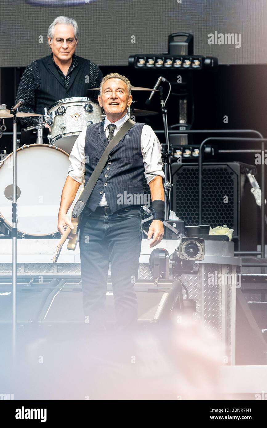 Bruce Springsteen and Max Weinberg of E Street Band Stock Photo - Alamy