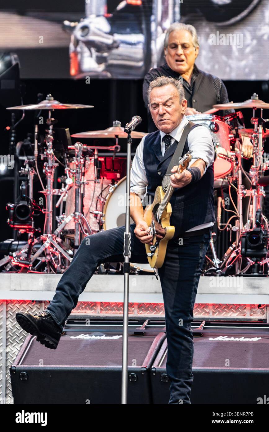 Bruce Springsteen and Max Weinberg of E Street Band Stock Photo - Alamy