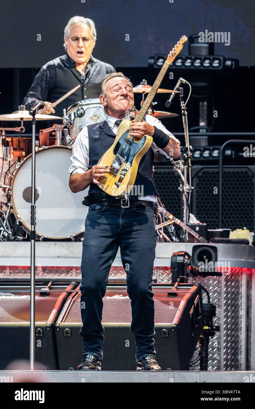 Bruce Springsteen and Max Weinberg of E Street Band Stock Photo - Alamy