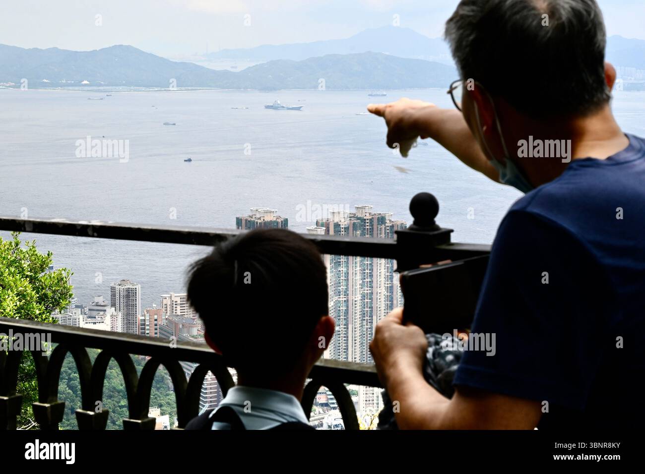 Shandong ship aircraft carrier formation hi-res stock photography and ...