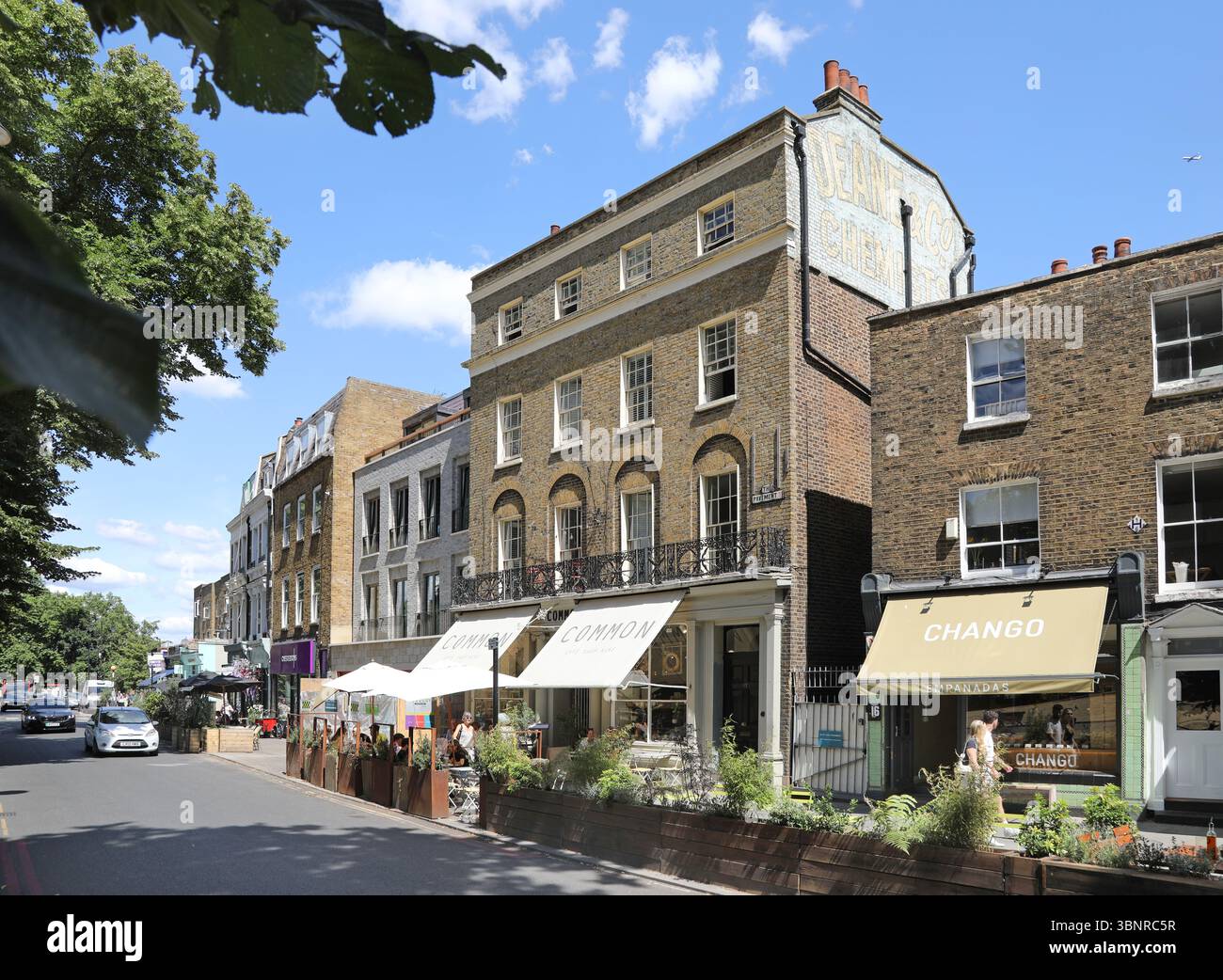 Clapham, London, UK. Open-air tables at restaurants on The Pavement, a ...