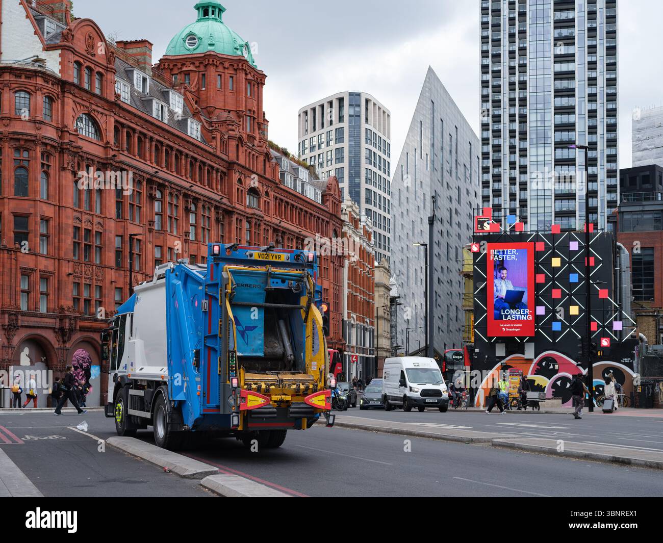 United Kingdom, London, 07 Jul 2025. Garbage collection vehicle ...
