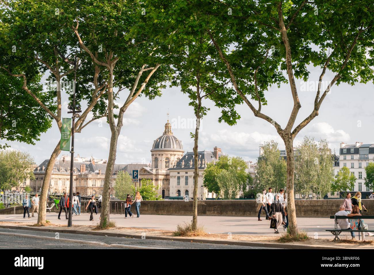 Paris, France - June 8, 2025 : Seine Riverside walkway road Stock Photo ...