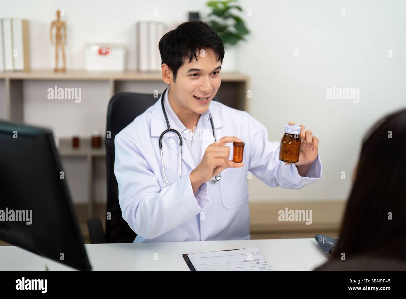 Doctor explaining medication options hi-res stock photography and ...