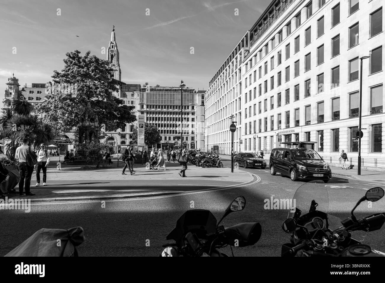 Office workers outdoors Black and White Stock Photos & Images - Alamy