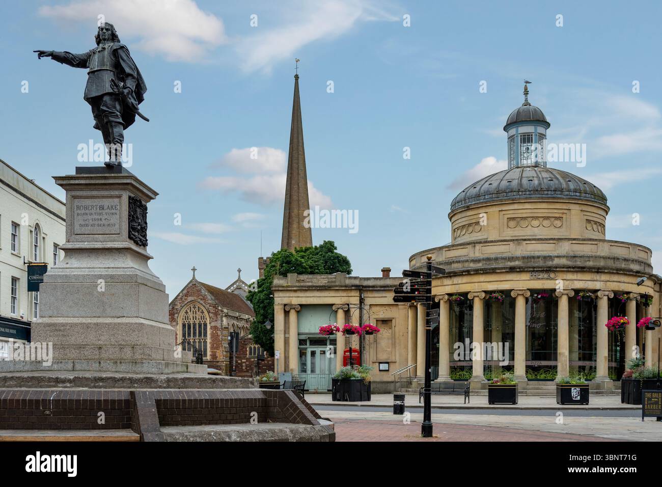 Statue of Robert Blake and the Cornhill, Bridgwater, Somerset, England ...