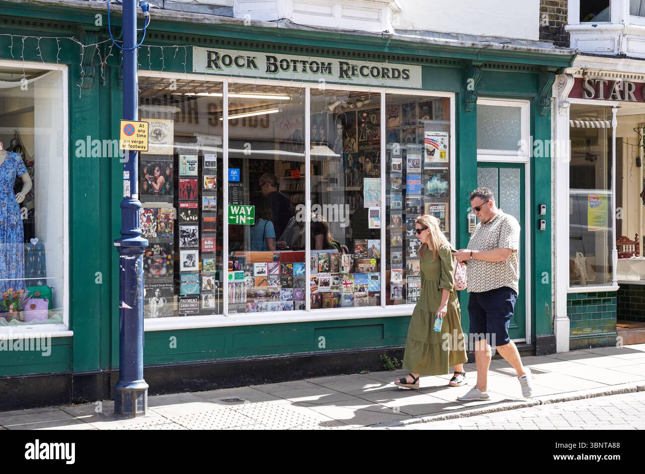 Record shop vinyl hi-res stock photography and images - Alamy