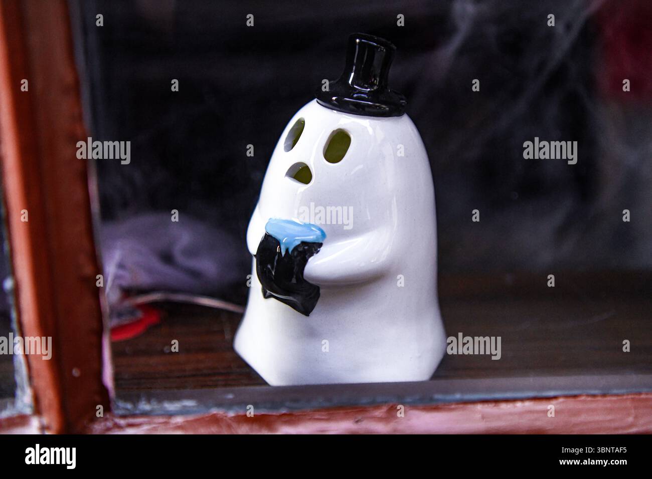 Ceramic ghost artwork hi-res stock photography and images - Alamy