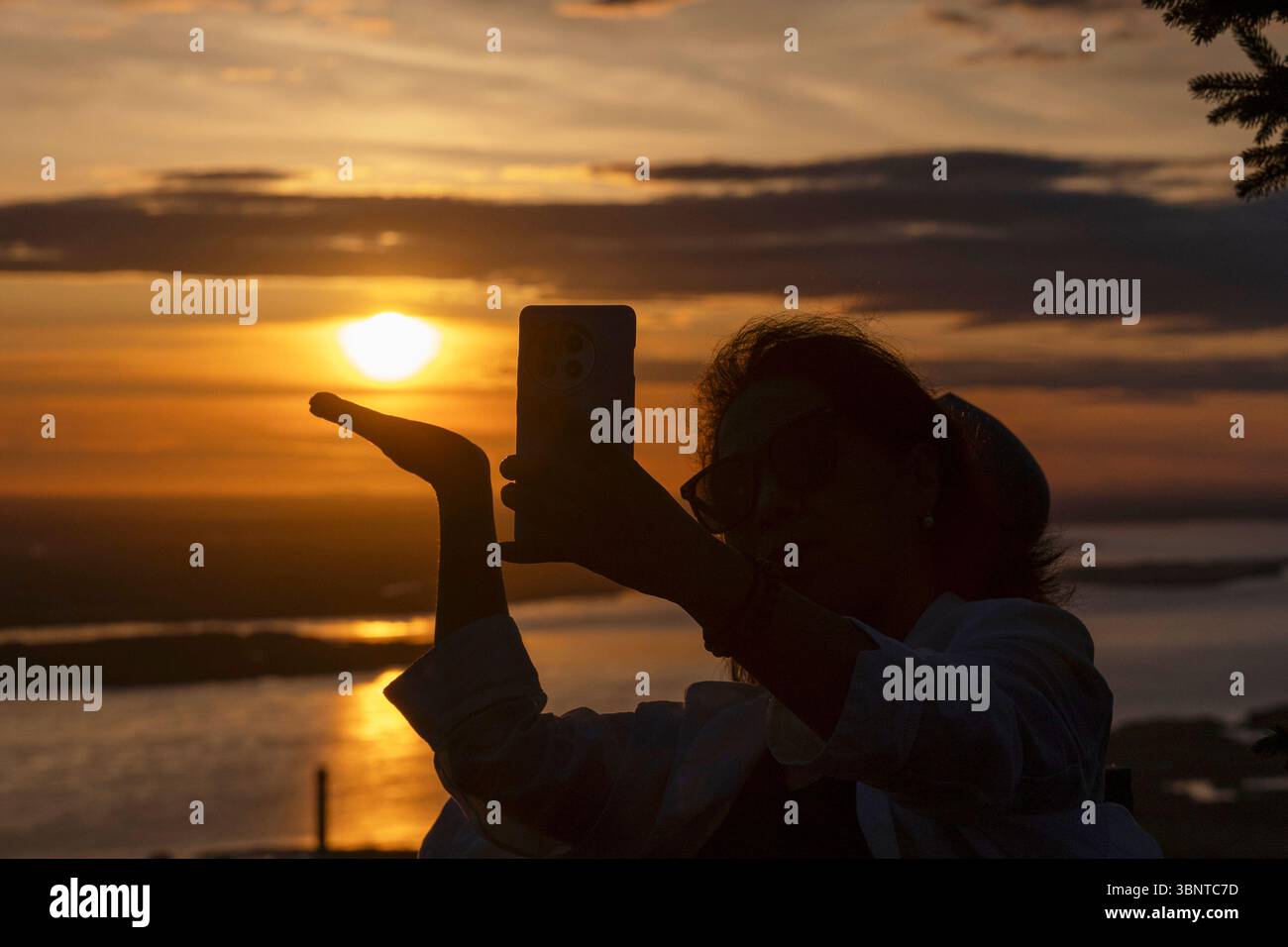 (250704) -- BEIJING, July 4, 2025 (Xinhua) -- A tourist takes photos ...