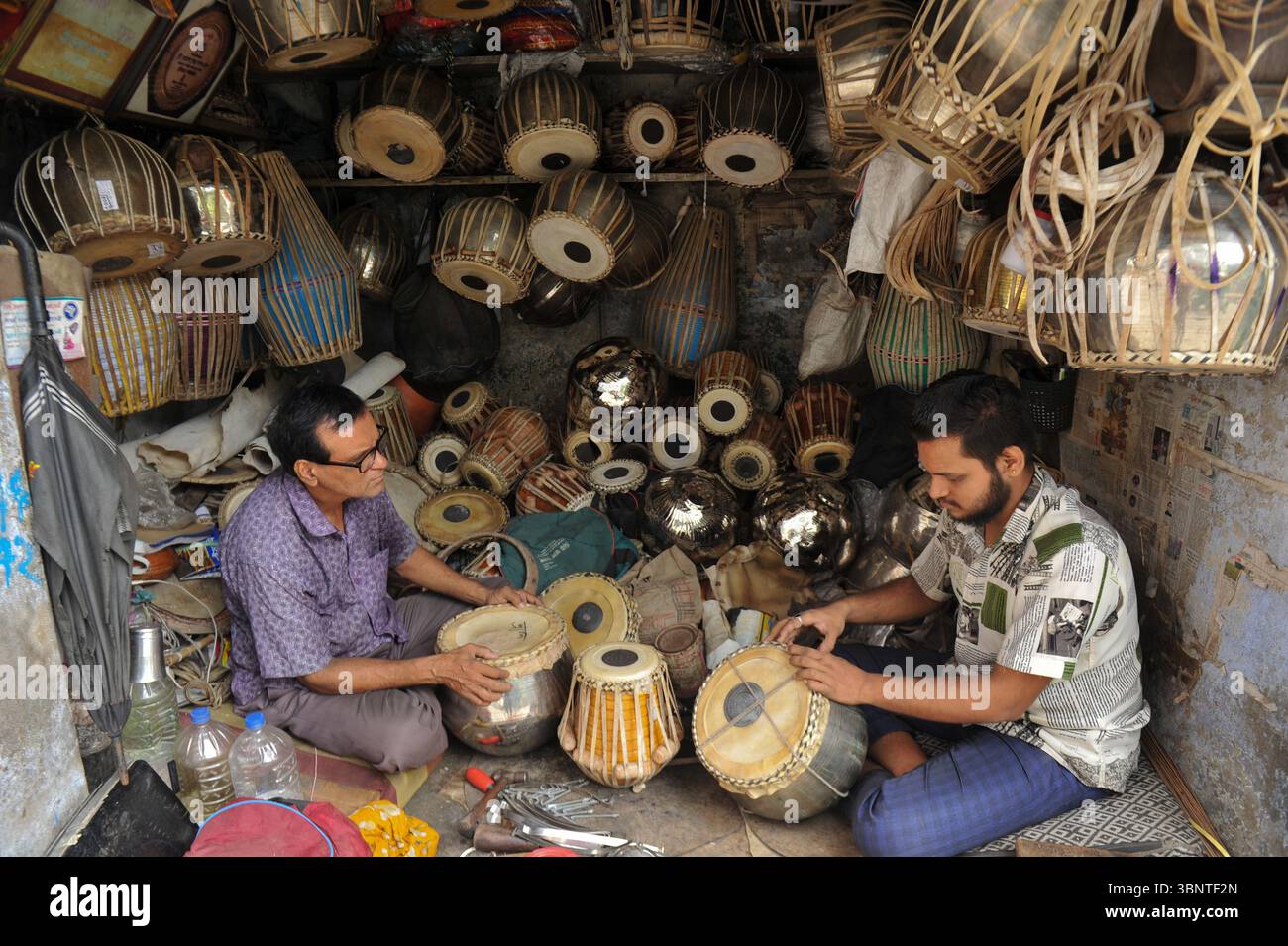 Tabla repair hi-res stock photography and images - Alamy