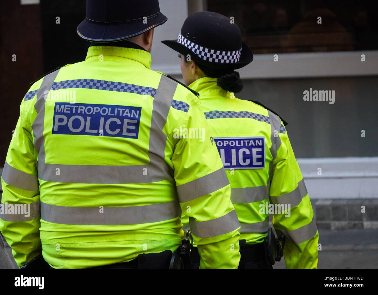 Policewoman uk rear hi-res stock photography and images - Alamy